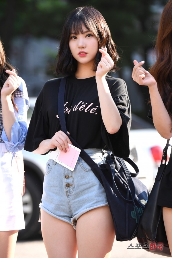 여자친구 은하 아슬아슬한 핫팬츠 뮤직뱅크 출근길