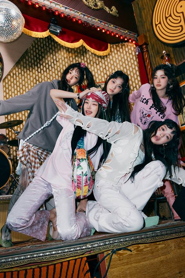 뉴진스 ‘Super Shy’·‘ETA’, 美 빌보드 ‘글로벌’서 2위·4위.. .3주 연속 최상위권