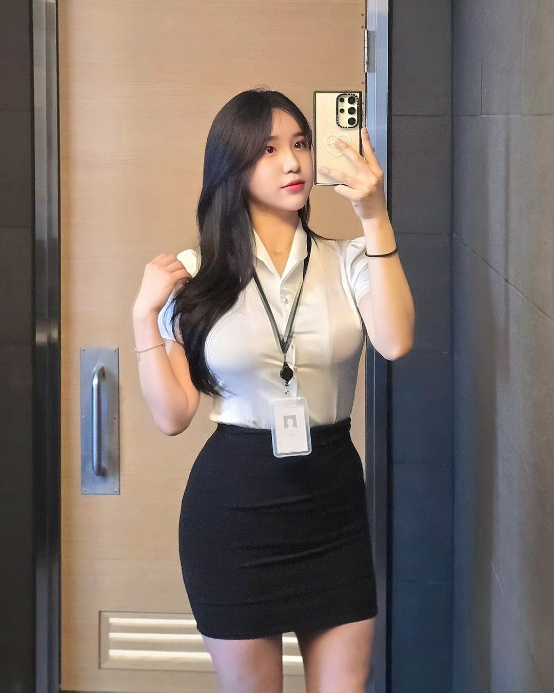 치어리더 김현영 볼륨 몸매로 소화한 오피스룩…블라우스 터질 듯