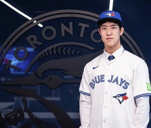 ‘고교 투수 최대어’ 문서준, ‘RYU 뛰었던’ MLB 토론토 입단