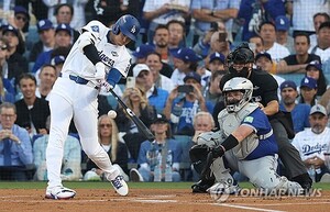 오타니, 셔저 상대 2루타에 홈런까지 작렬… LAD, TOR에 2-0 3회 리드 [WS3]
